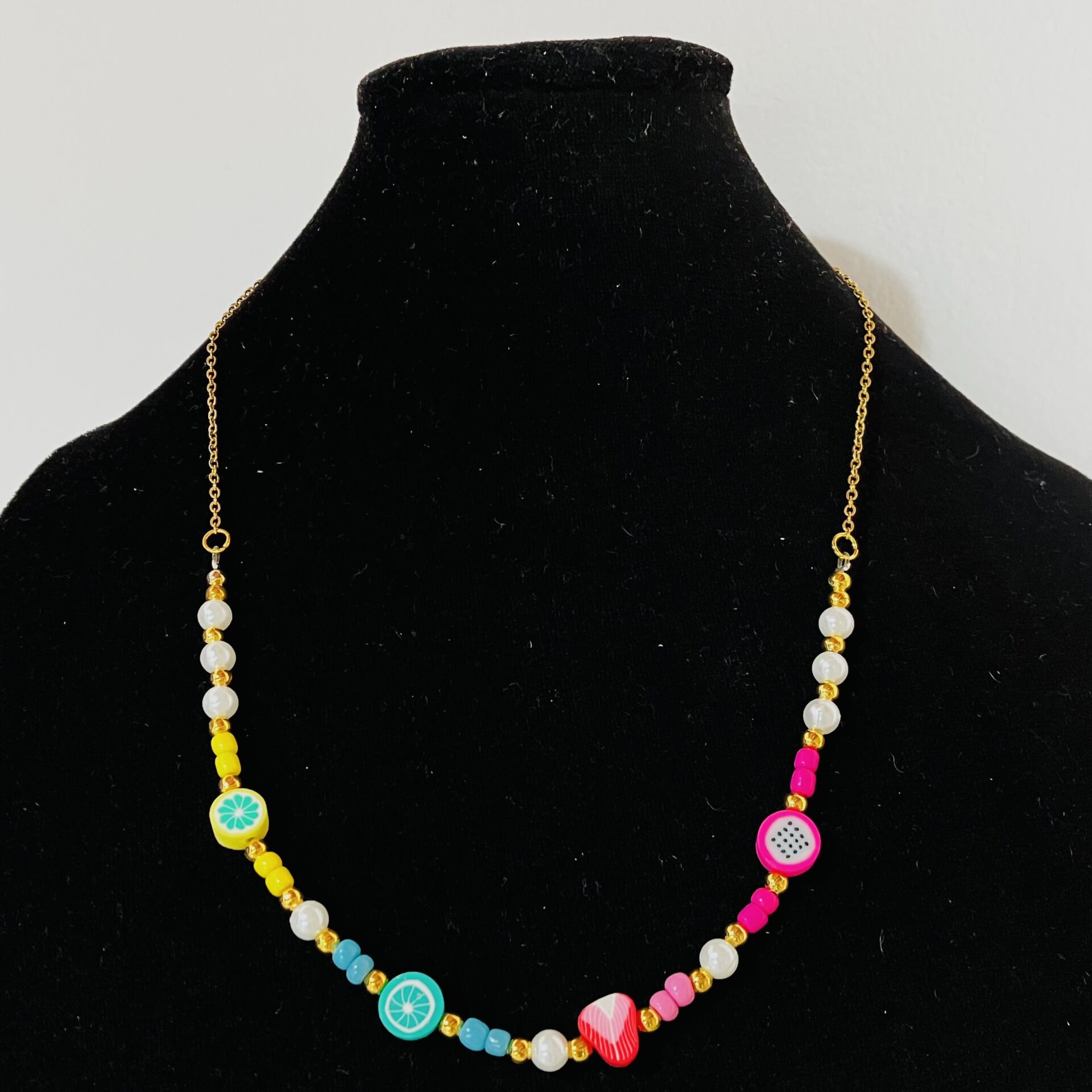 Cadena con Frutas, Mostacillas y Perlas IV – Piedra del sol – Bijouterie